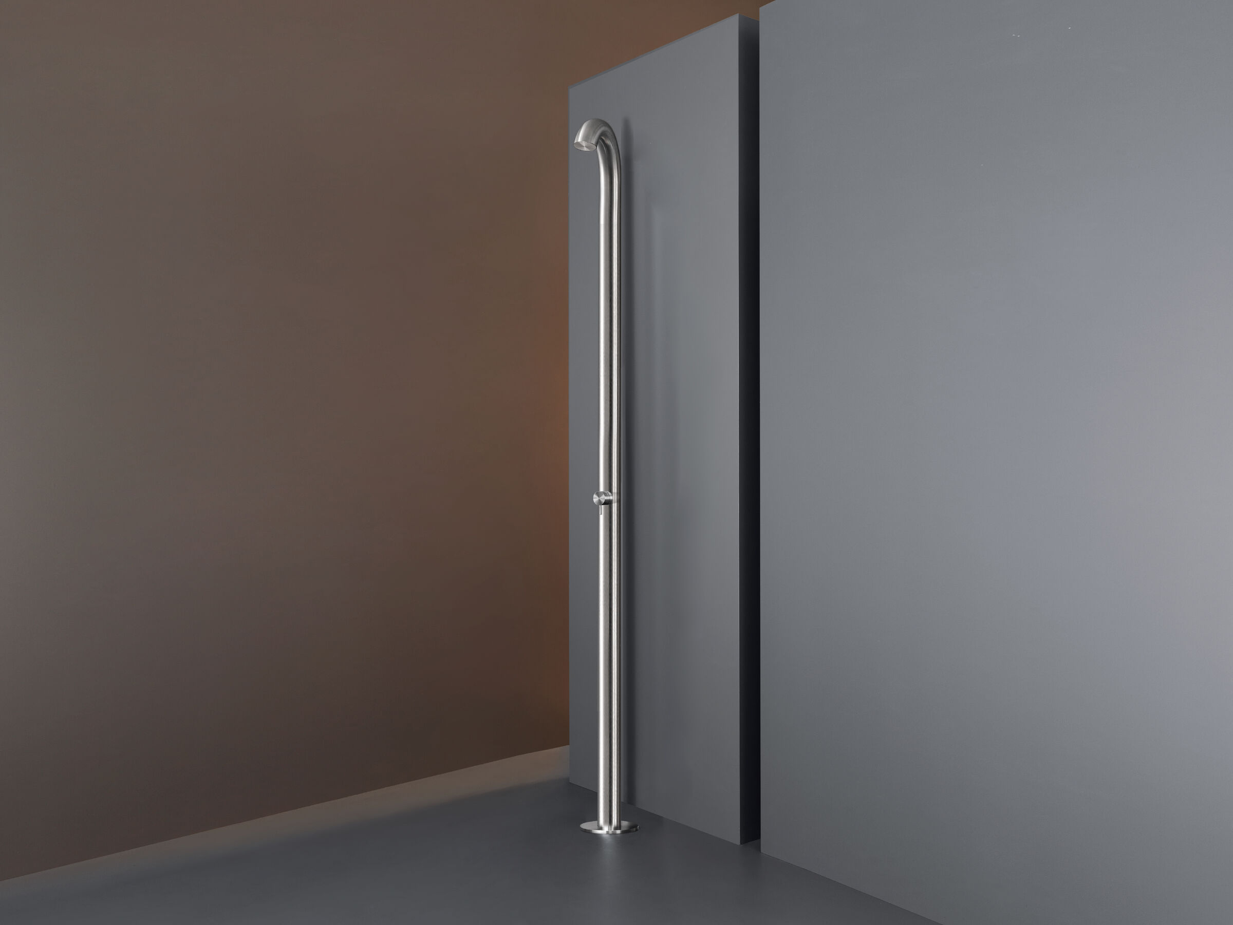 CEADESIGN による BLD04 - Free-standing outdoor shower in AISI 316L ...