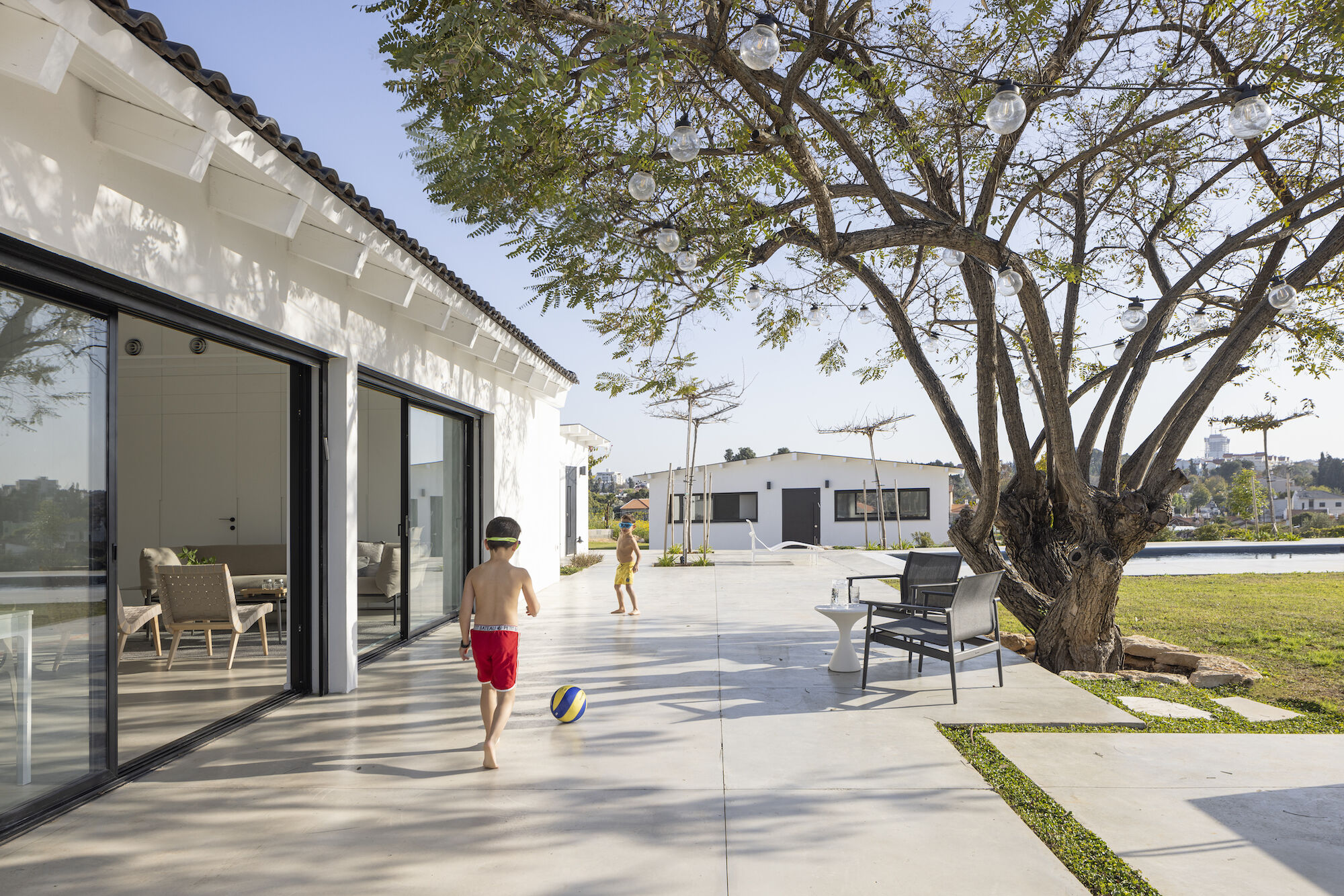 VW2- Holiday Farmhouse in the Sharon | Raz Melamed | Archello