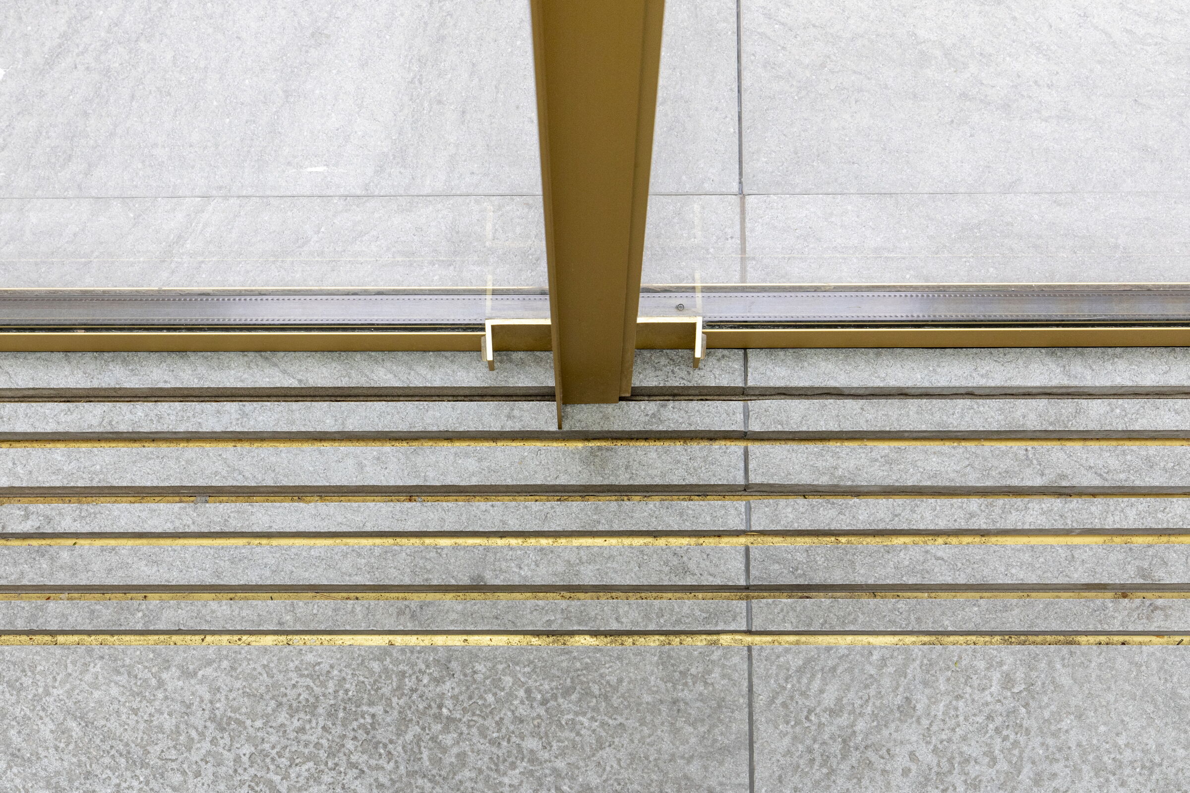 VITROCSA による INVISIBLE FRAME - TWO TRACKS | Archello