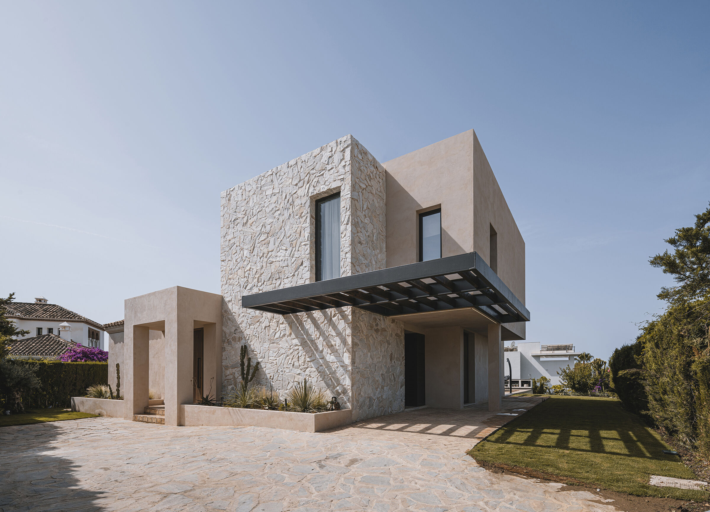 MODERN BREEZE OF MEDITERRANEAN DWELLING | INHABIT | Archello