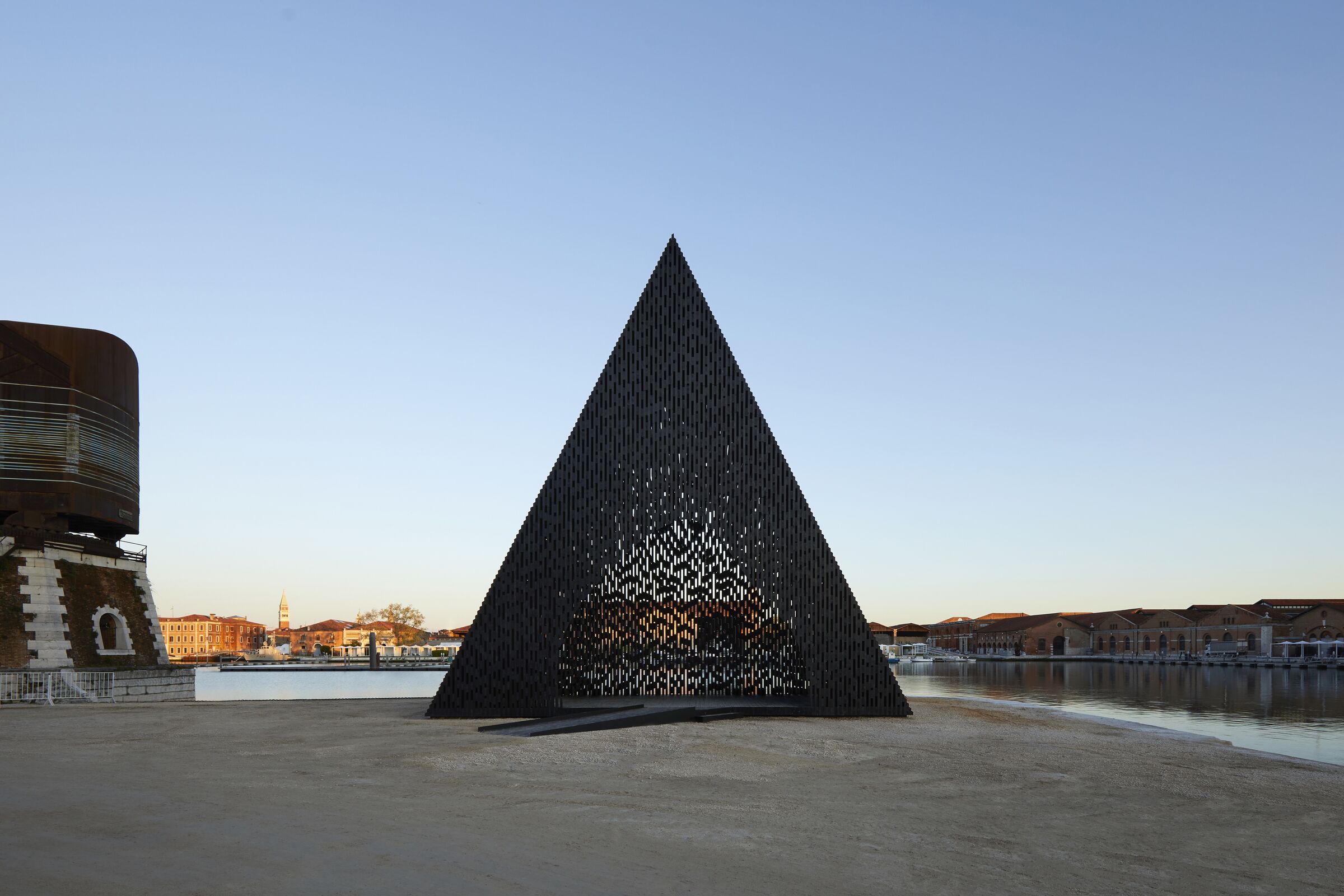 David Adjaye’s Kwaeε serves as a temporal device at Venice ...