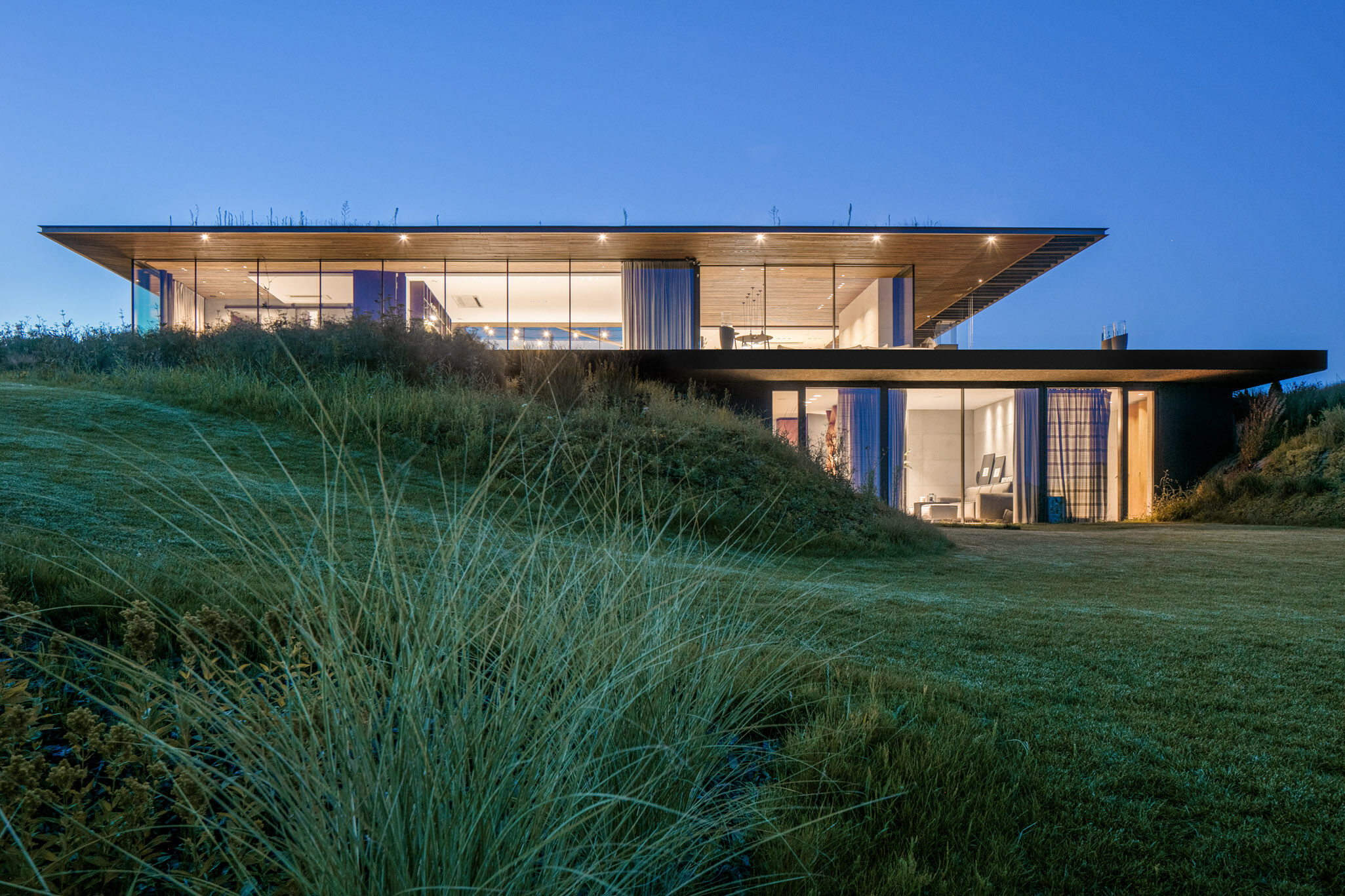 35:35 Slope House | 77 Studio architecture | Archello