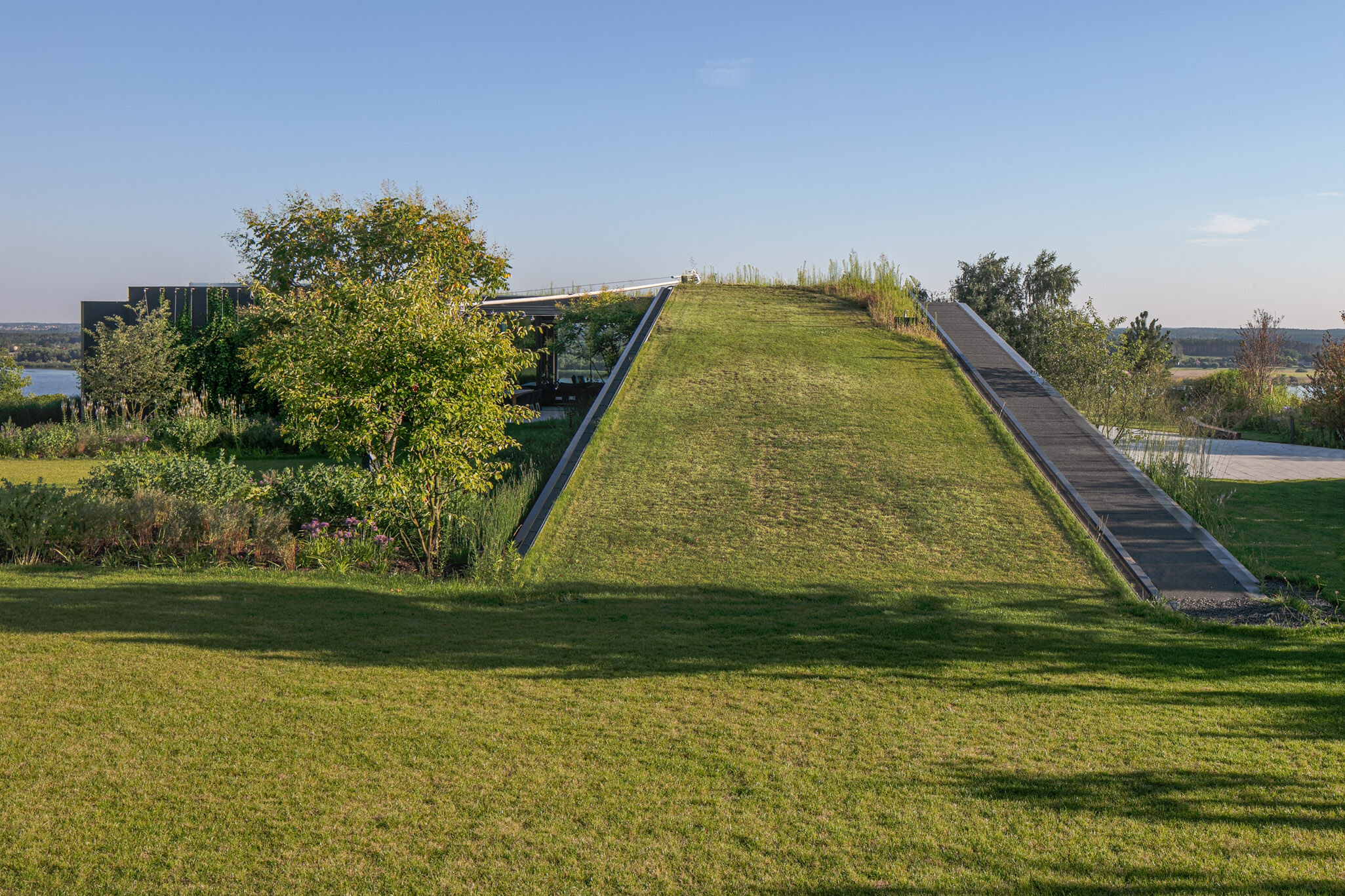 Gallery of 35:35 Slope House | 77 Studio architecture | Media - 37