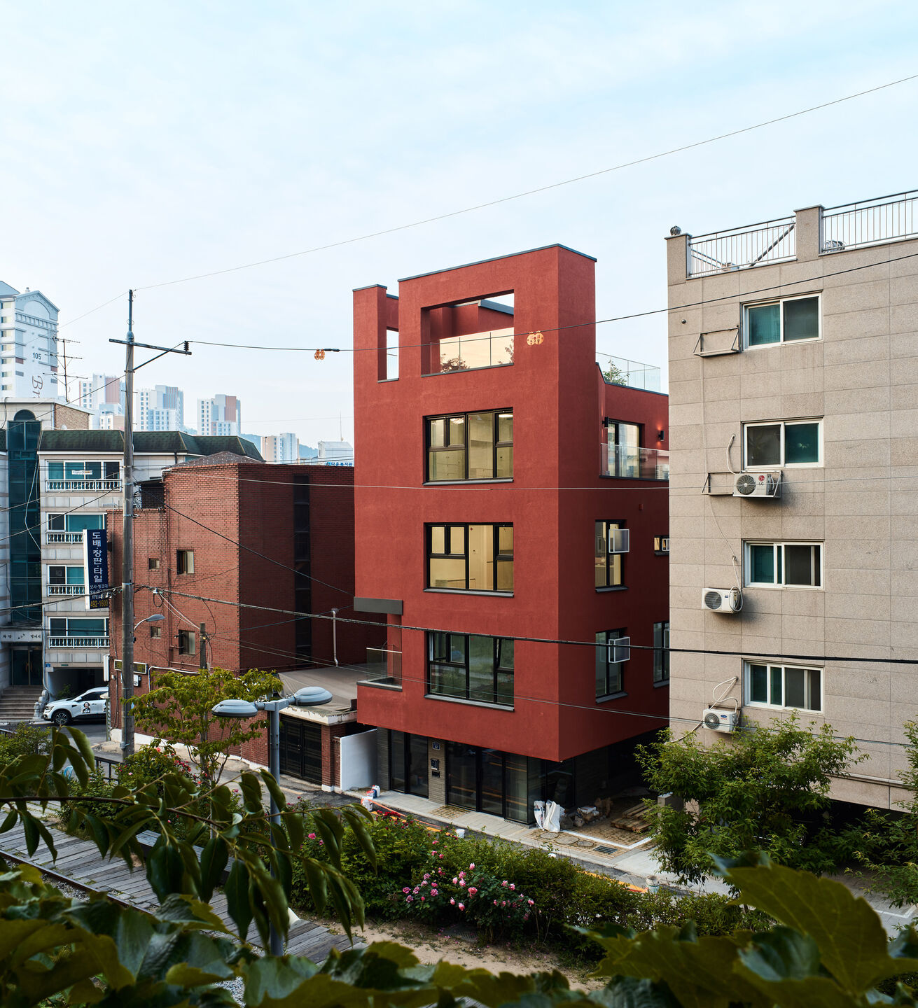 Red house beside railway | Smaller Architects | Archello