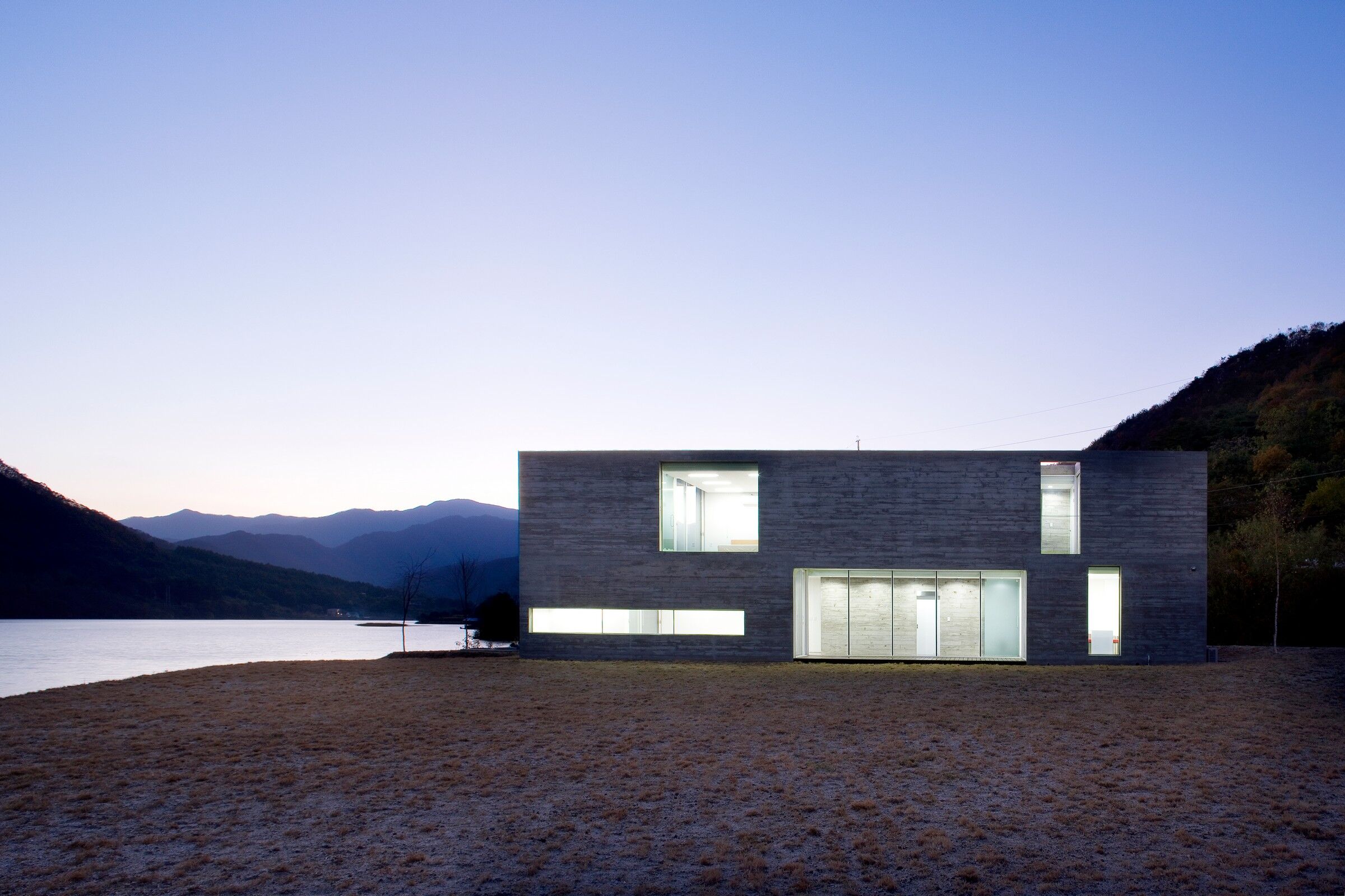 Lacustrine | Archium | Archello