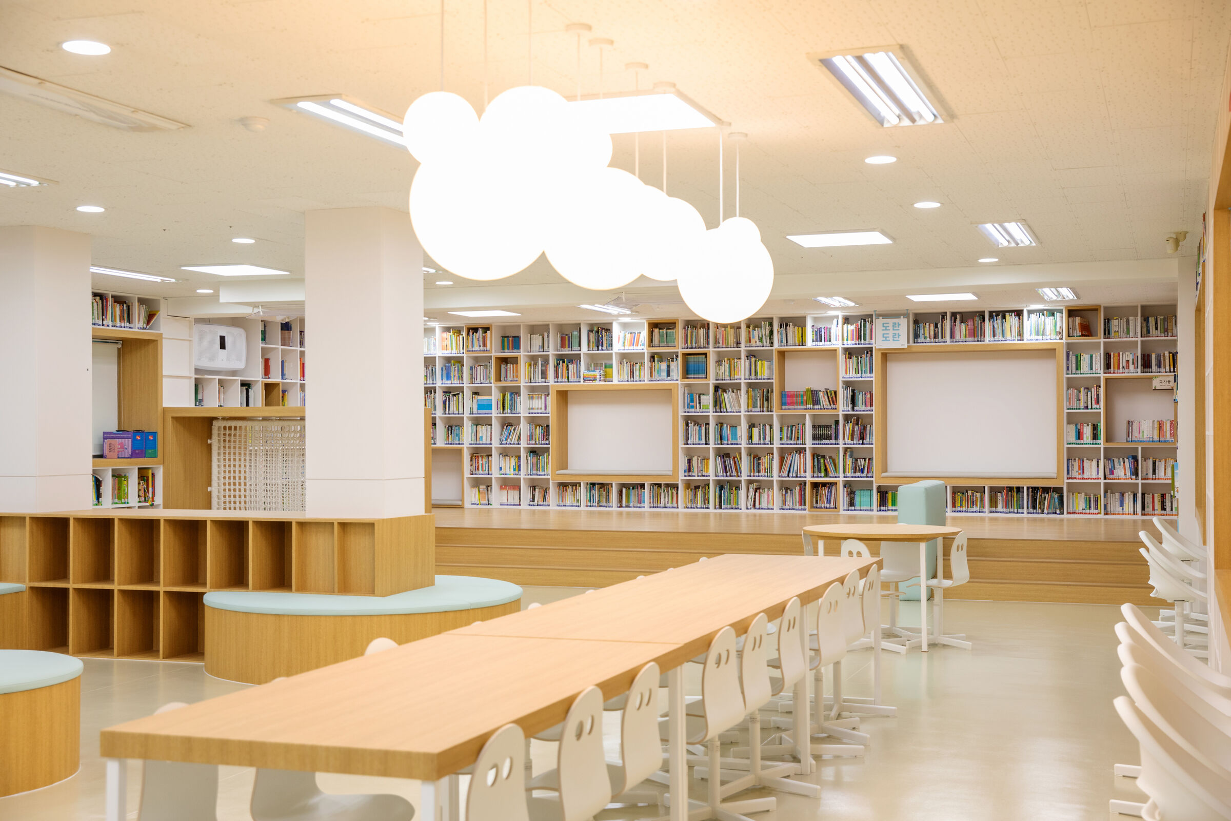 The Flat Bench Library | G/O Architecture | Archello