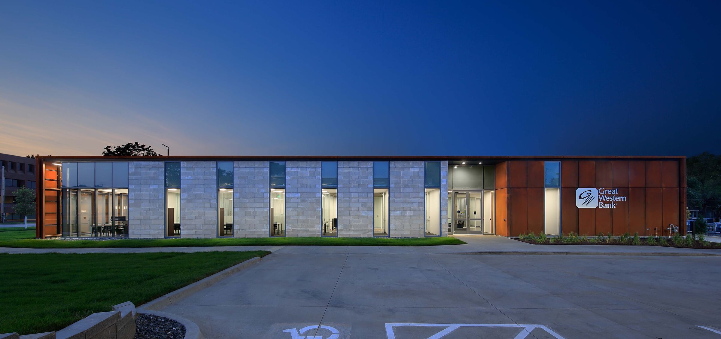 Gallery of Great Western Bank - Cedar Rapids Branch | OPN Architects ...