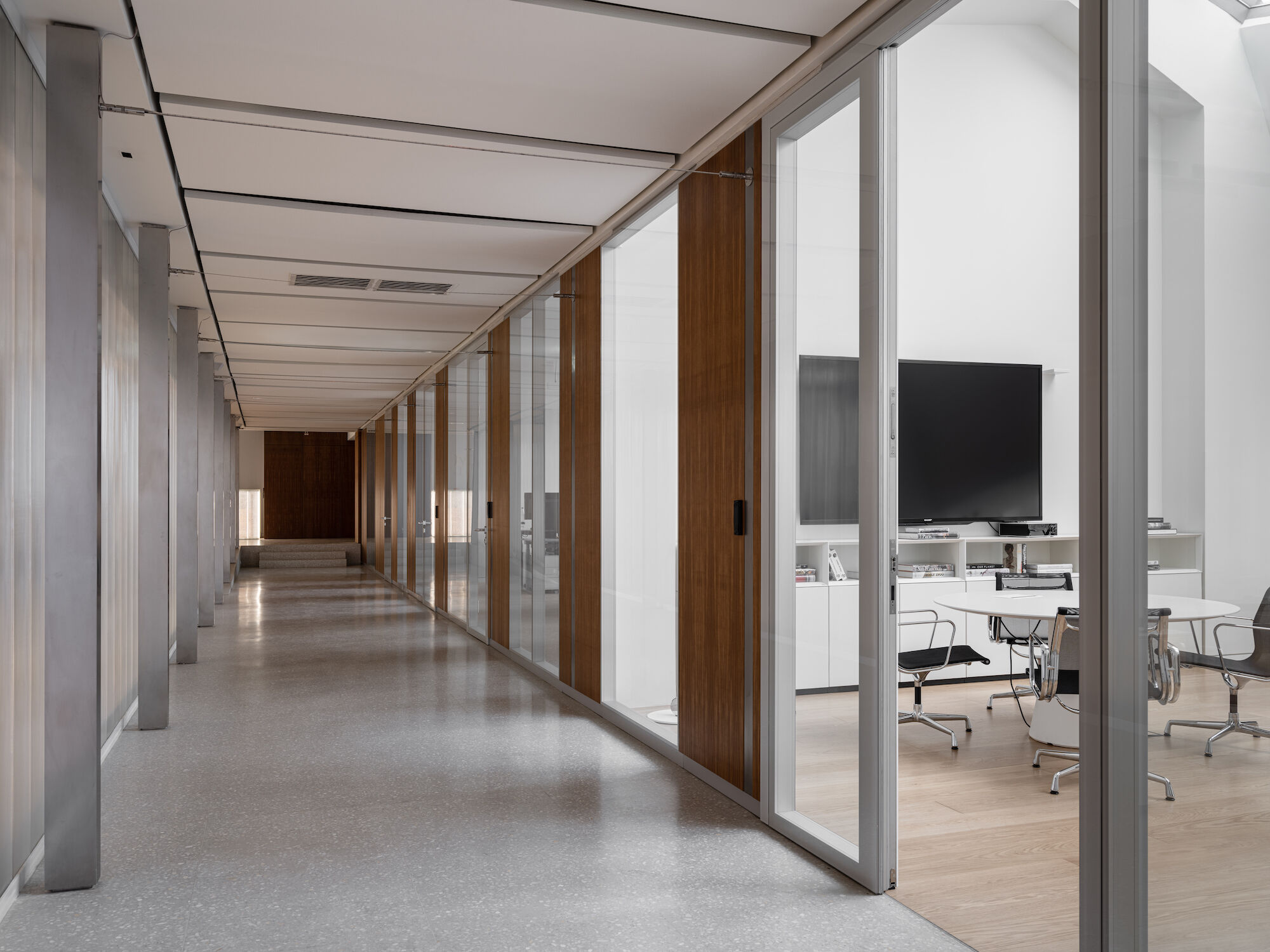 The office space in a city department store | ARTFORMA | Archello
