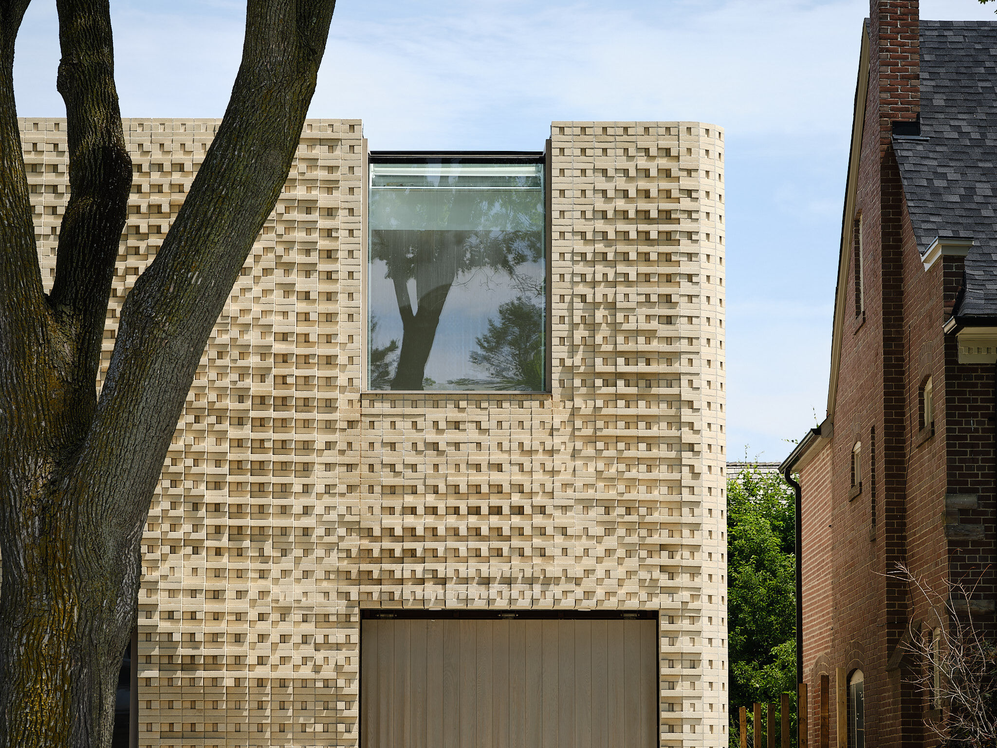 Canvas House explores the resonant form of brick with an innovative undulating facade | Archello