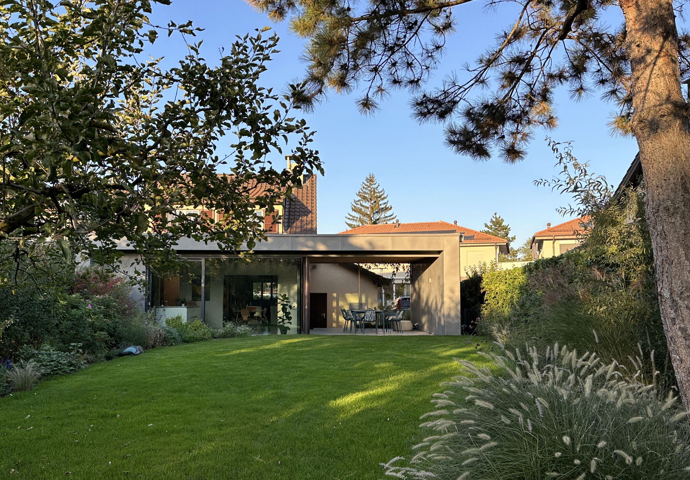 Contemporary extension of a villa | KELLER ARCHITECTES | Archello