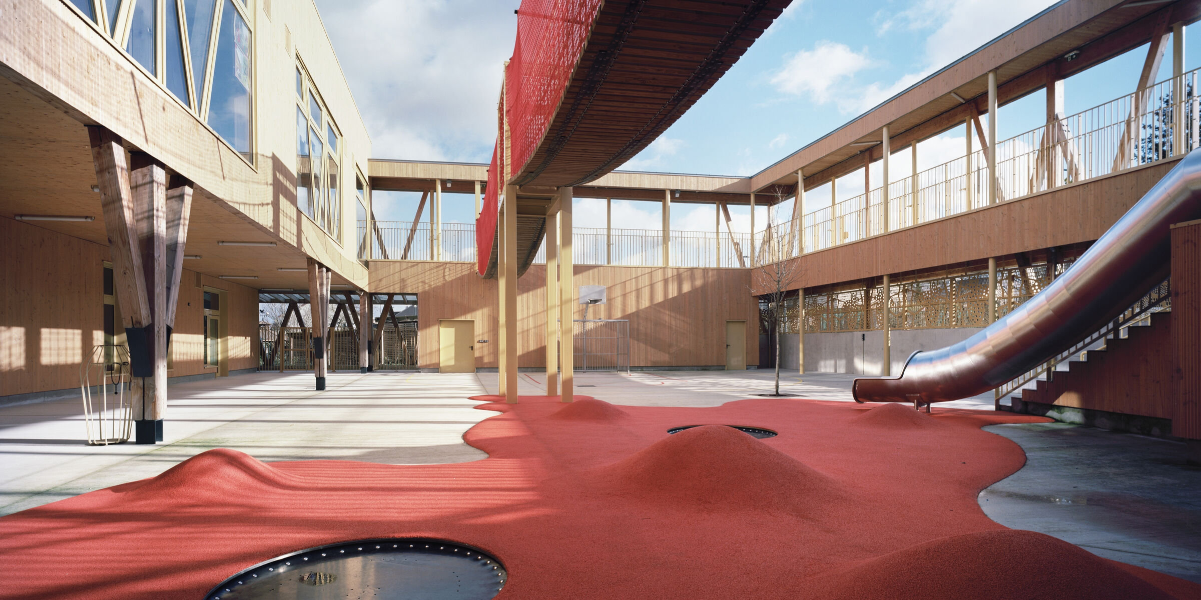 La escuela de Noisy-le-Grand, obra de r2k architecte, combina ...