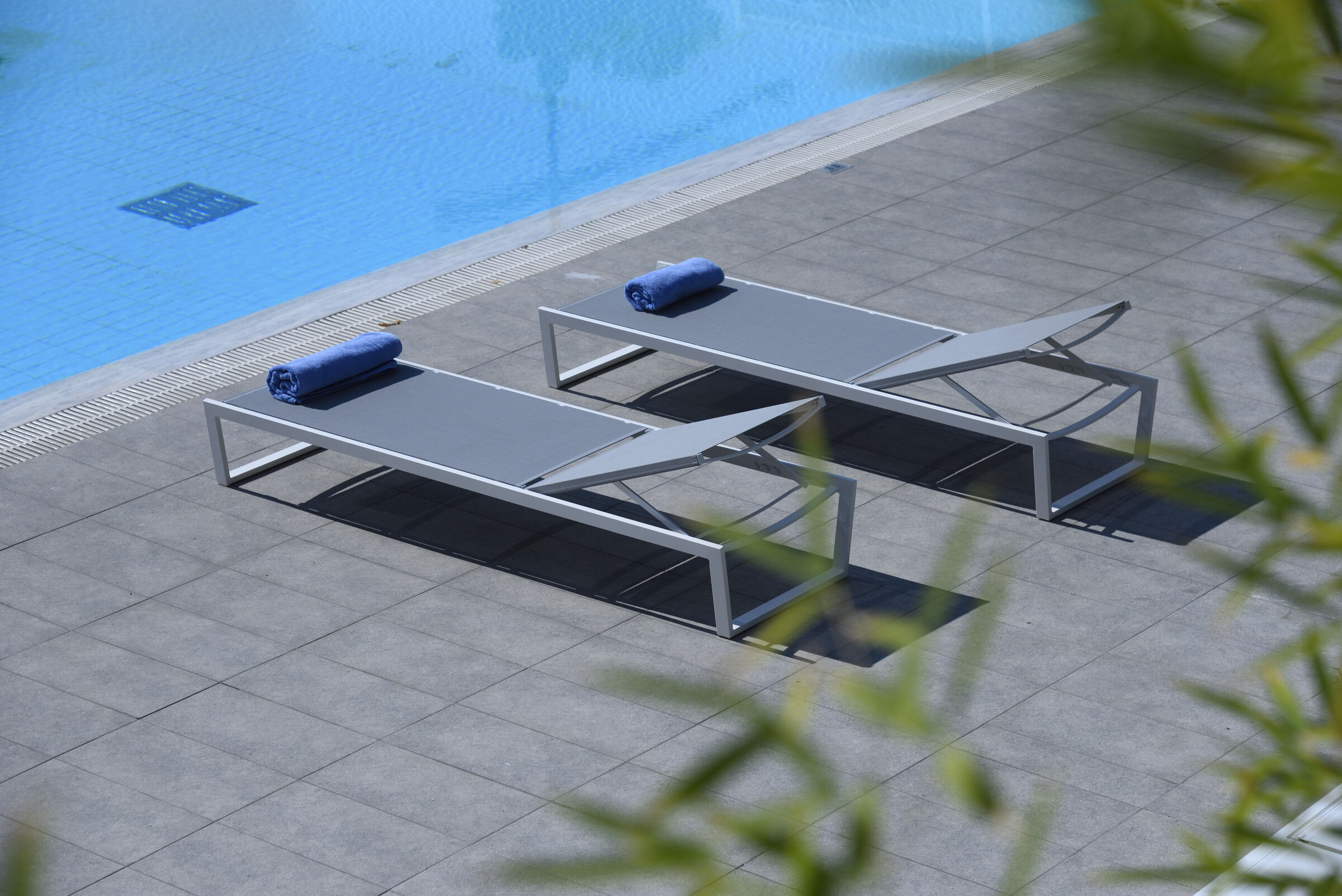 Costa Sunlounger by 10DEKA | Archello