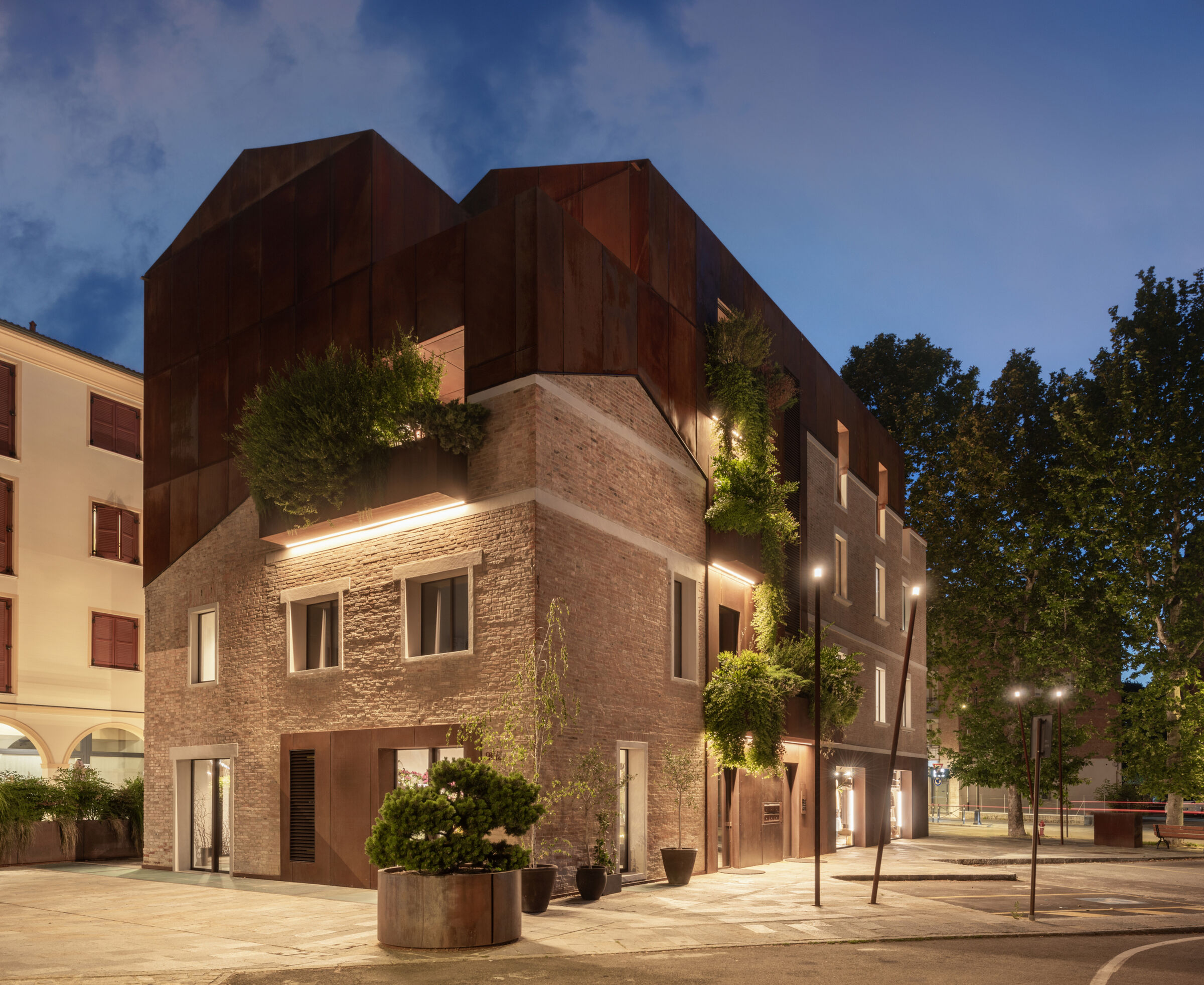 Gallery of EV Concept Store | Ambientevario | Media - 3