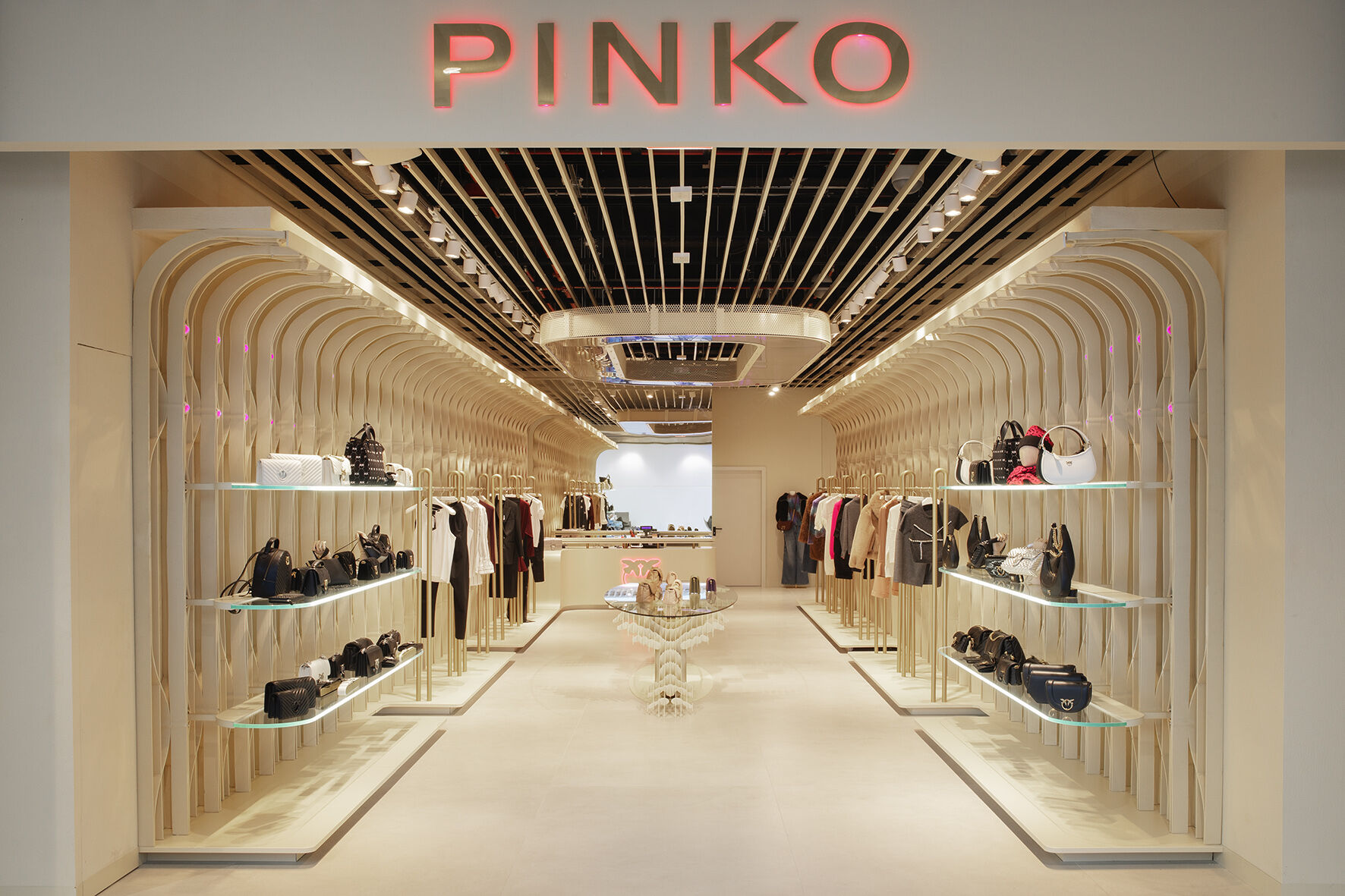 Pinko Store Fiumicino airport | External Reference | Archello