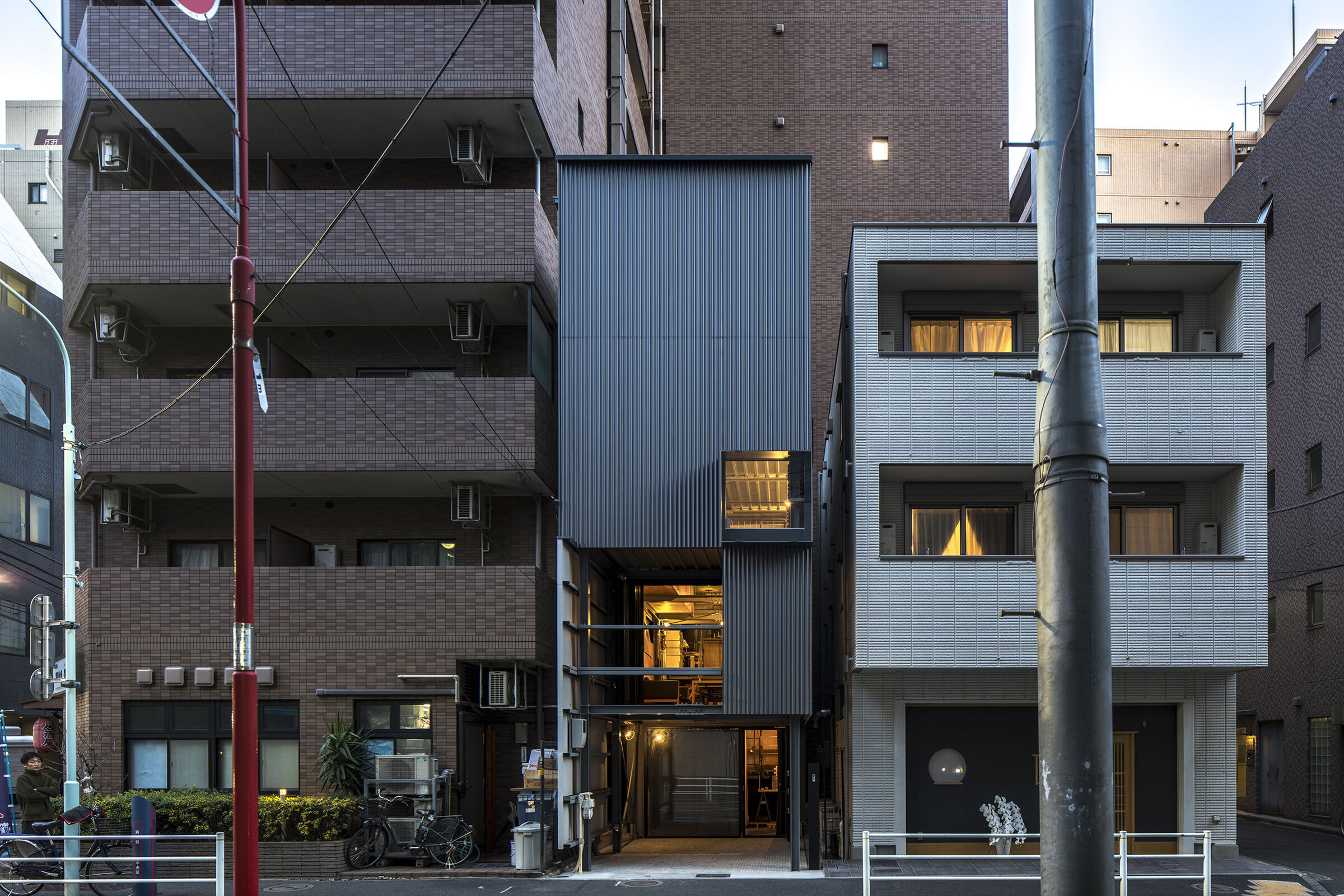 Daisuke Yamashita Architects designs unconventional house with ...