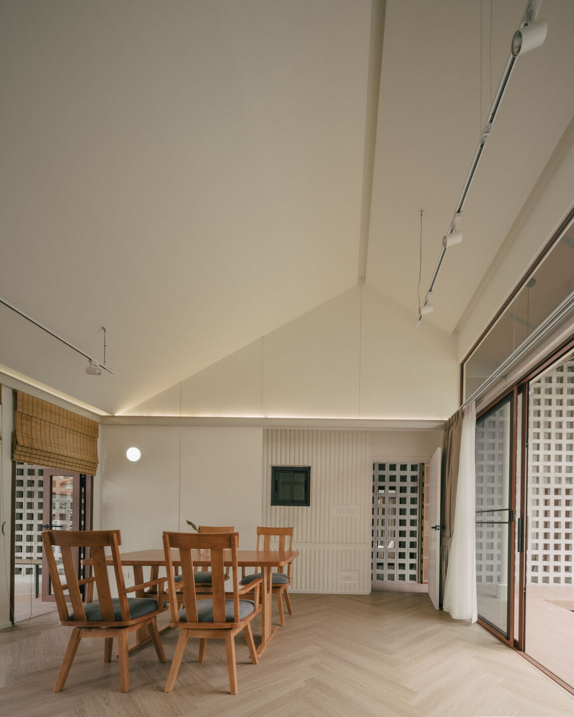 Gallery of Flow House | Out & About Architects | Media - 17