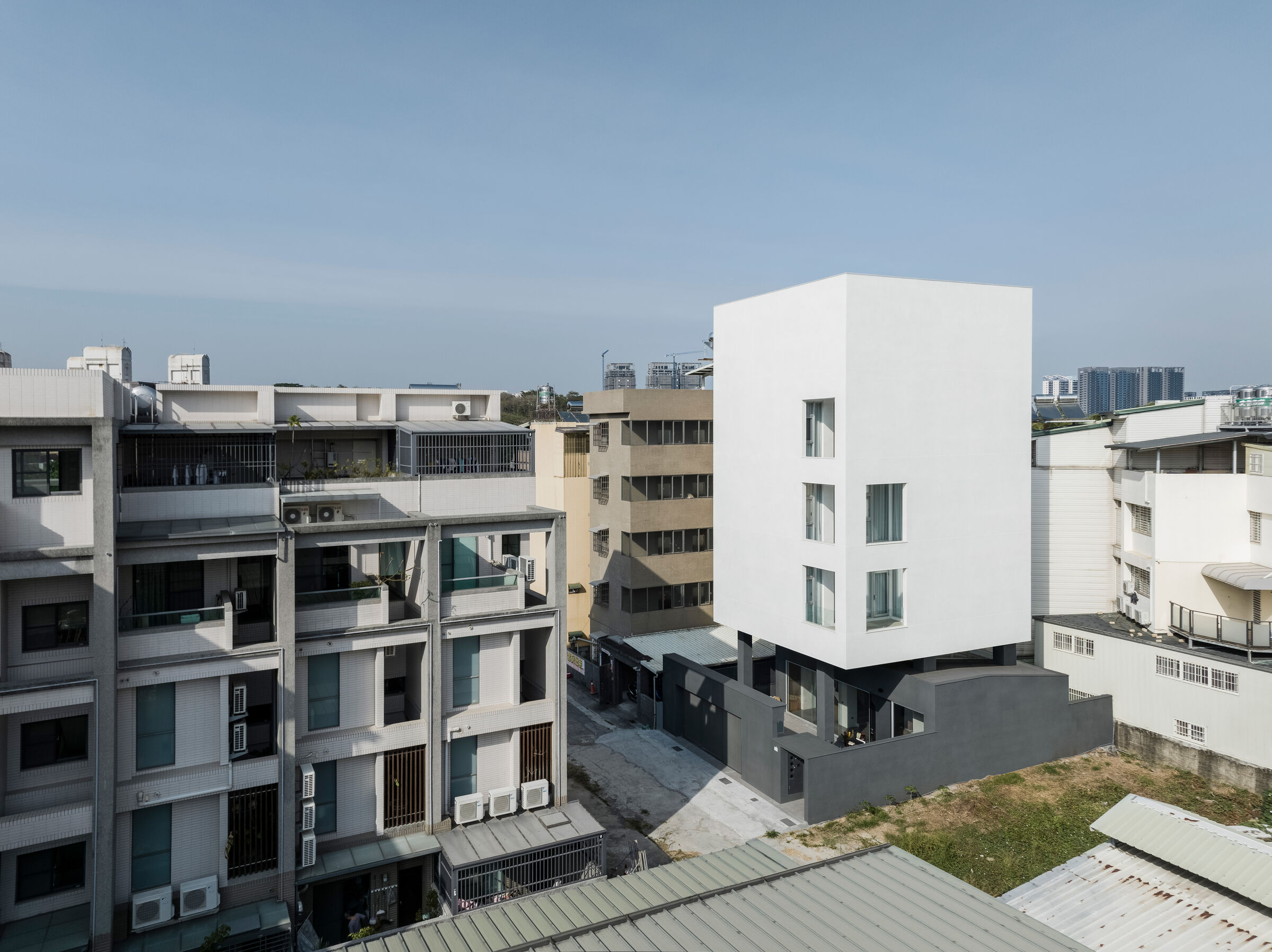 Floating Box : A Multi-Generational House | Supra-Simplicities & Han Kuo | Archello